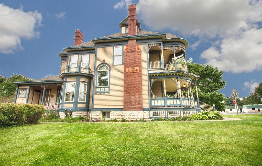Queen Anne in Iowa For Sale is the Banta House