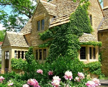 Colorful Cottage Decorating Ideas in red,yellow,blue,black & white